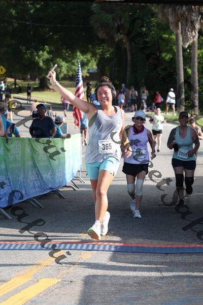 Graffiti Bridge Run 5K - Finish 0810-0820 - StreetSafariPhoto